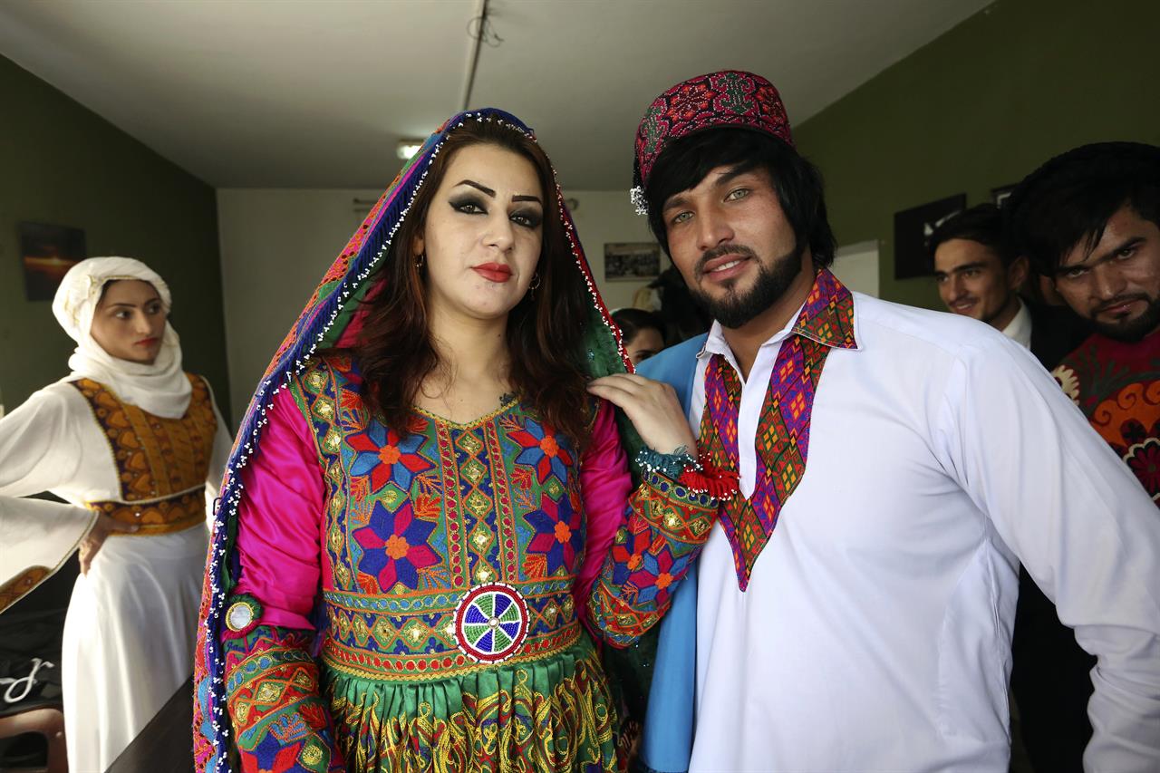 Kabul catwalk: Afghan models show off traditional clothing | The ANSWER ...
