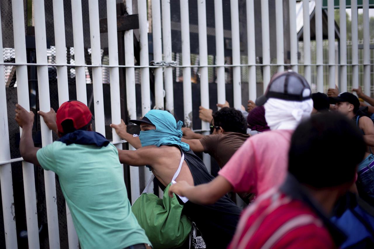 2nd Group Of Migrants Enters Mexico As Main Caravan Resumes Am 920